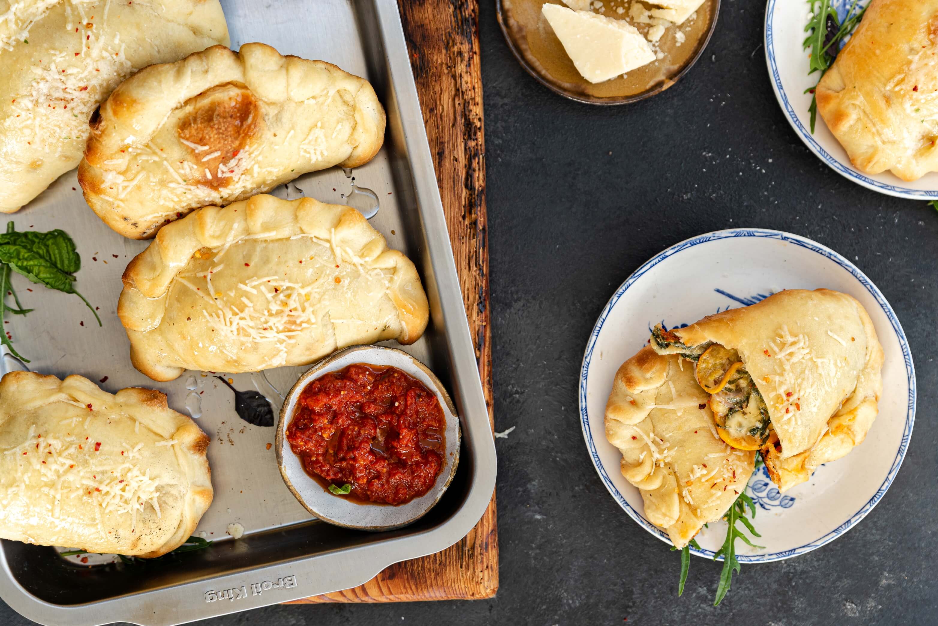 Przepis na mini calzone z warzywami, mozzarellą i ricottą | Broil King