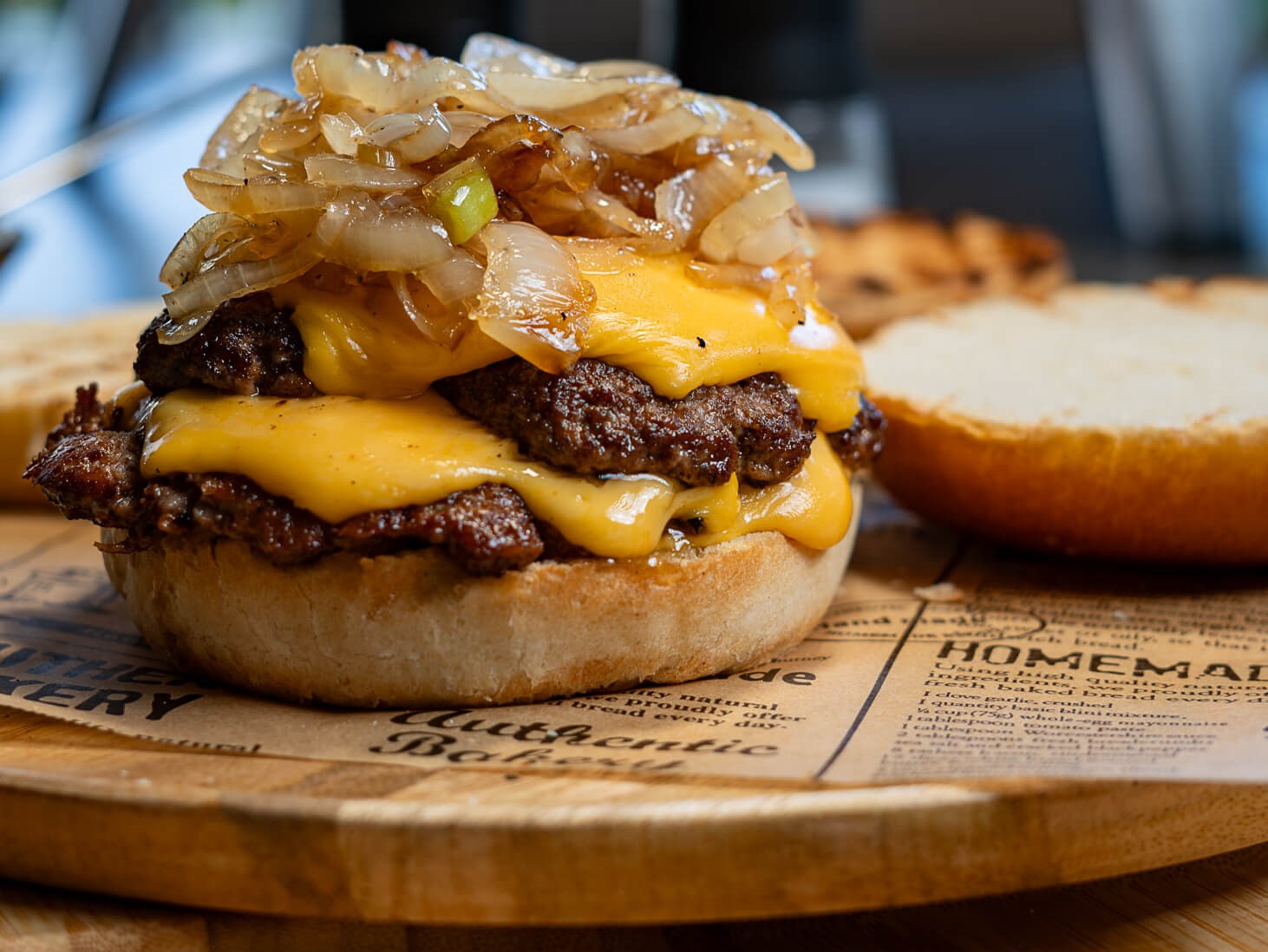Przepis na smash burgera z grilla | Broil King