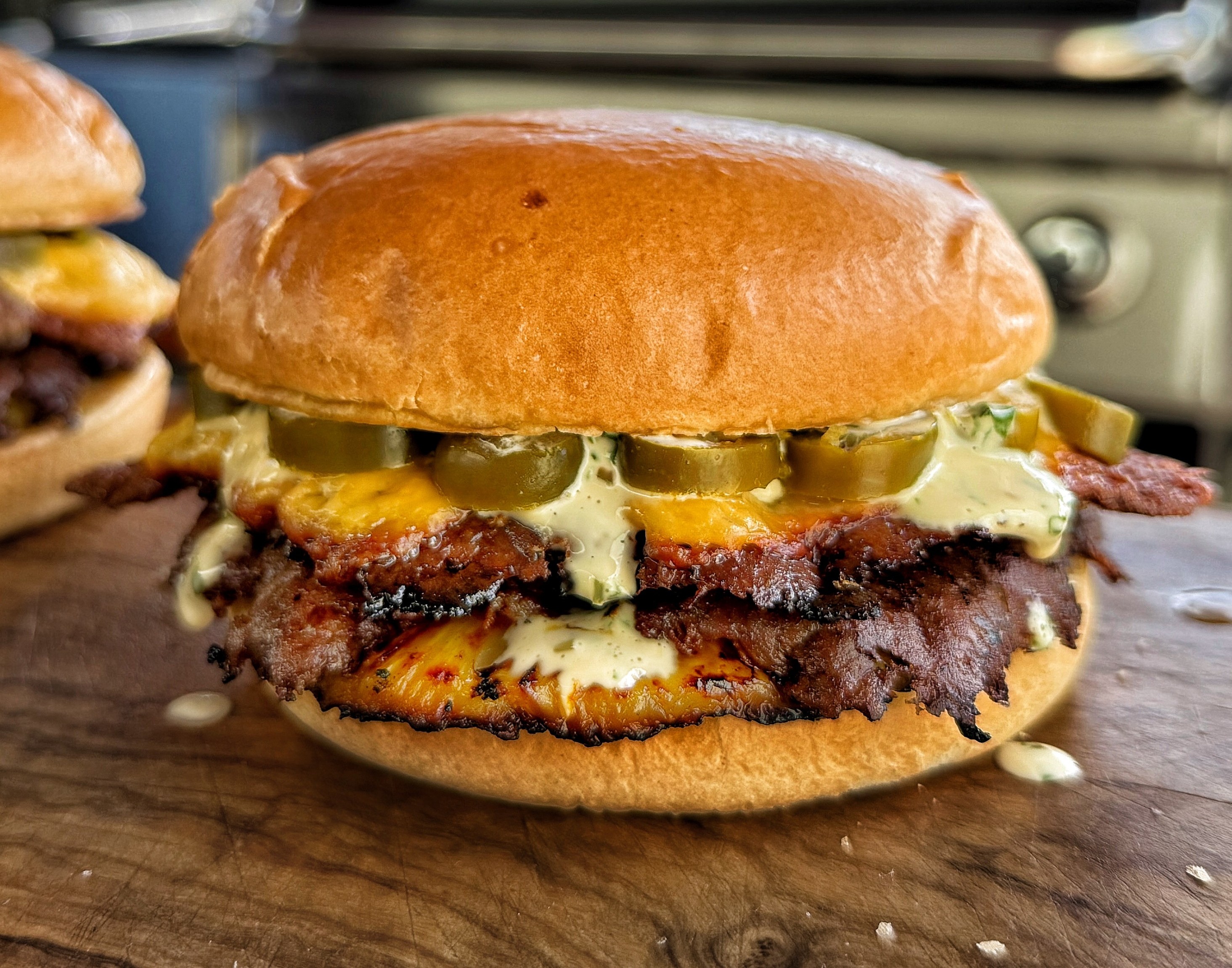 Przepis na smash burgera z grillowanym ananasem | Broil King